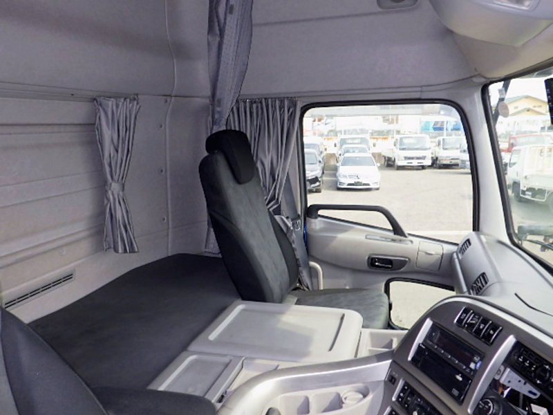 UDトラックス クオン アルミウィング 4軸 低床 リアエアサス ベット 13.7t AT｜トラック在庫詳細｜株式会社ヤナギサワ自動車販売